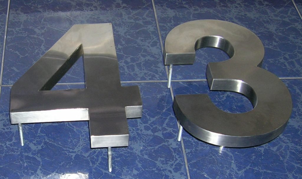 Letras volumétricas en acero inoxidable (SKU:2102) - Padilla Publicidad