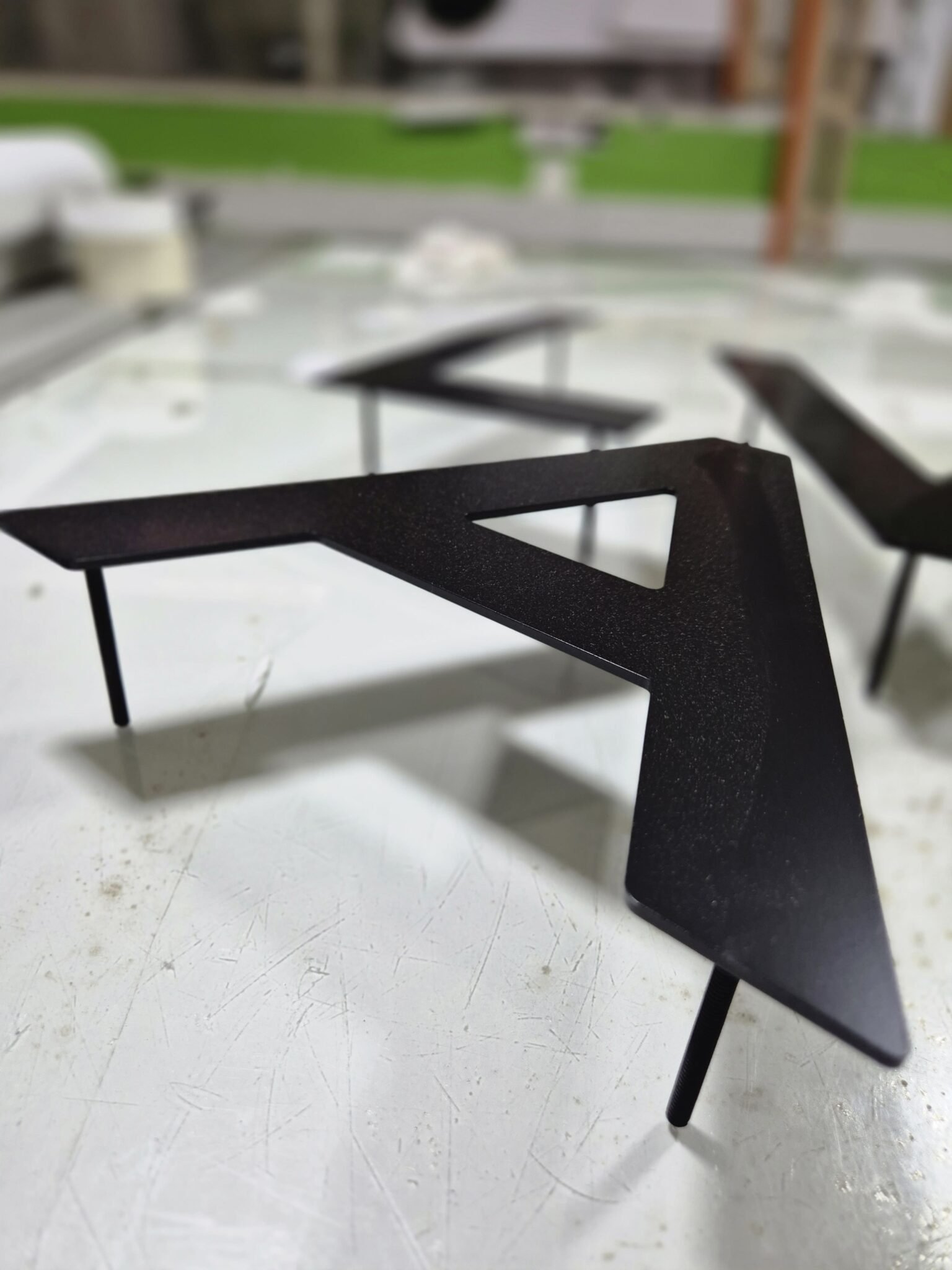 Letras planas en metal (SKU:2109) - Padilla Publicidad